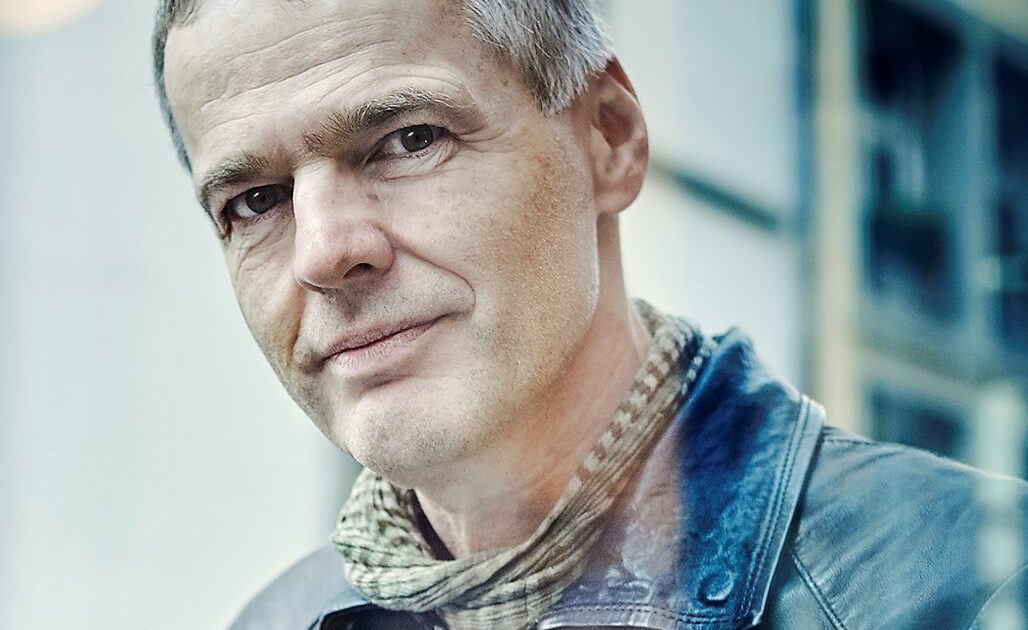 Wolf Haas: Ein Knie in Wanne 4 — CRESCENDO
